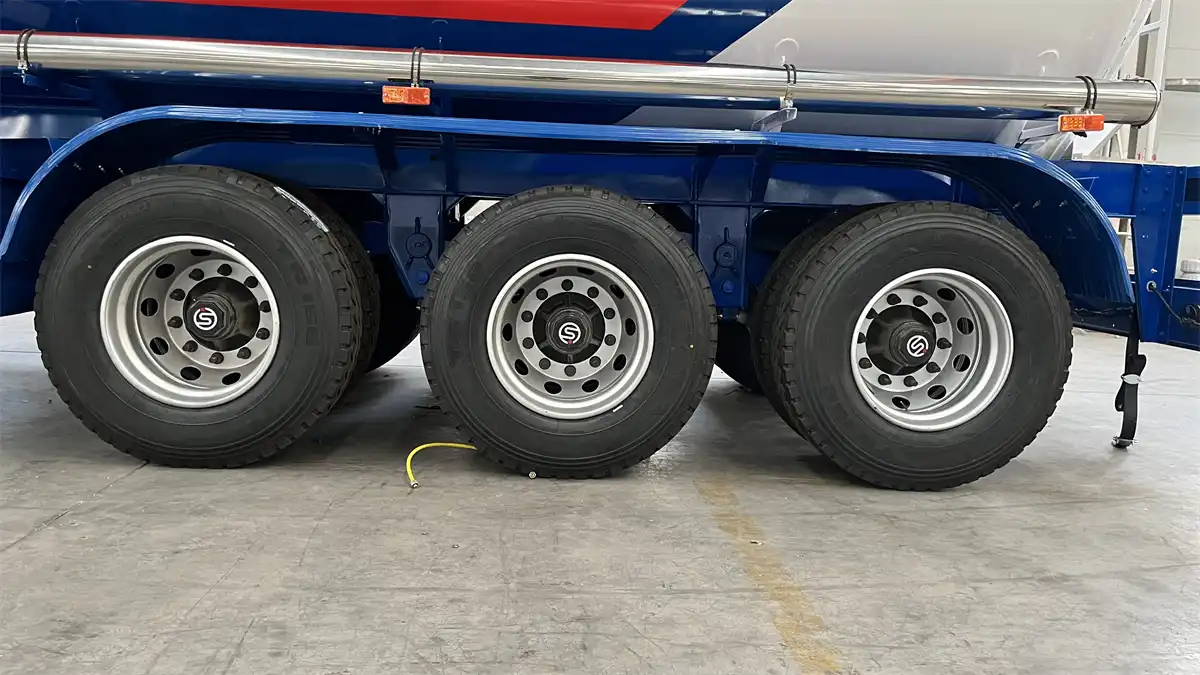 Tri Axle Stainless Steel Fuel Tanker Trailer - 42000L Oil Tank Trailer